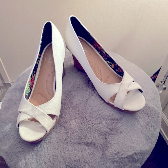 dexflex comfort | Shoes | Nwt Dexflex Comfort White Wedge Heels Size 75 ...